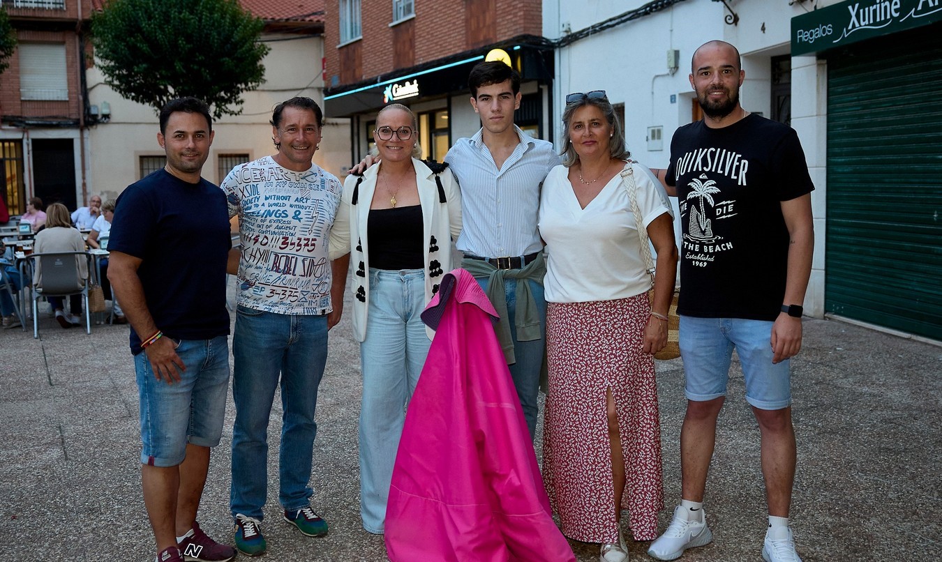 Cid de María impartió una clase de toreo de salón en Yunquera de Henares - Chicuelinas y Tafalleras
