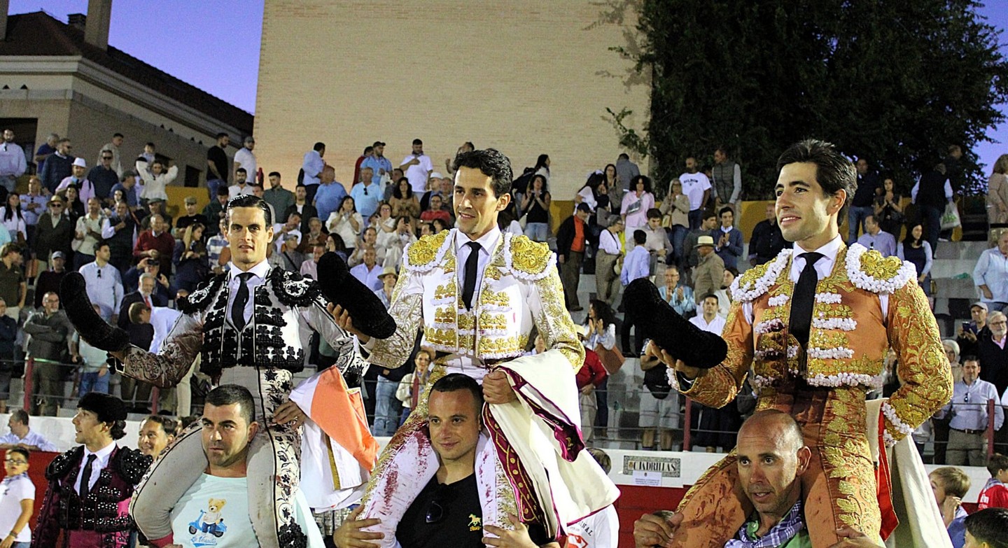 Los tres toreros salen a hombros en Bargas - Chicuelinas y Tafalleras
