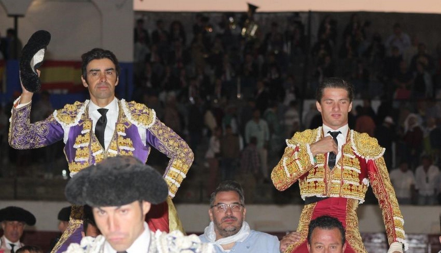 Triunfal alternativa de Villita, a hombros con Perera, en Consuegra - Chicuelinas y Tafalleras