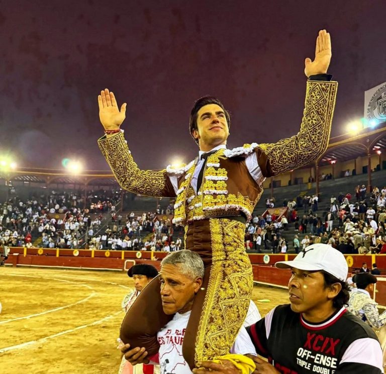 Puerta grande de Colombo en Lima - Chicuelinas y Tafalleras